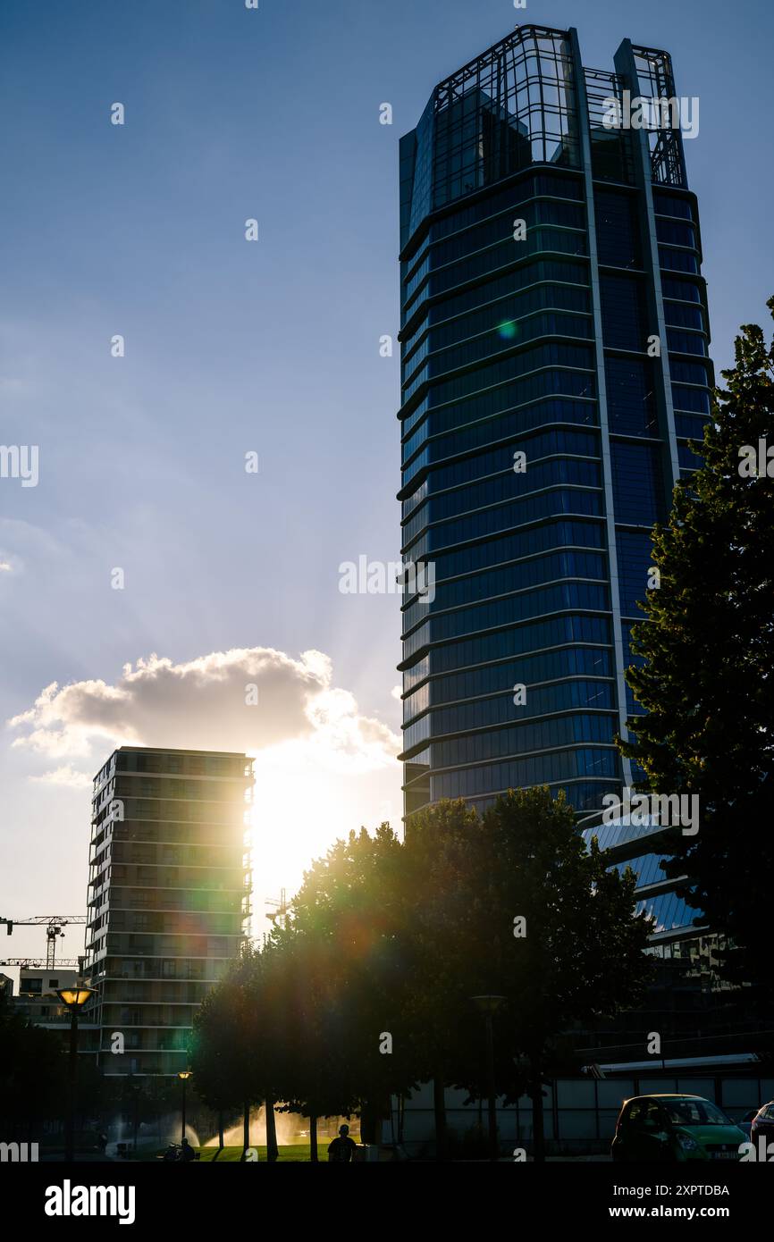 Spectacular view of MOL Campus, Budapest's new, illuminated skyscraper ...