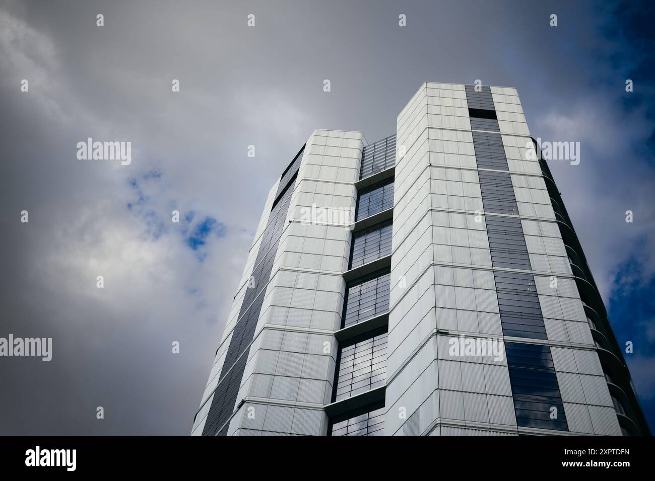 Spectacular view of MOL Campus, Budapest's new, illuminated skyscraper ...