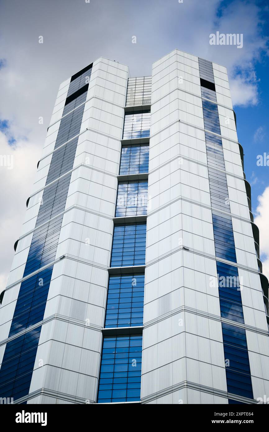 Spectacular view of MOL Campus, Budapest's new, illuminated skyscraper ...