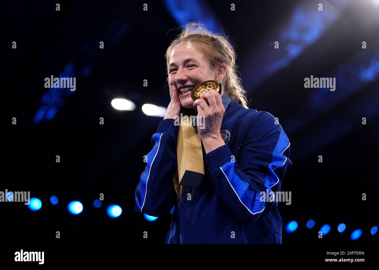 USA's Sarah Hildebrandt with her gold medal during the ceremony for the ...