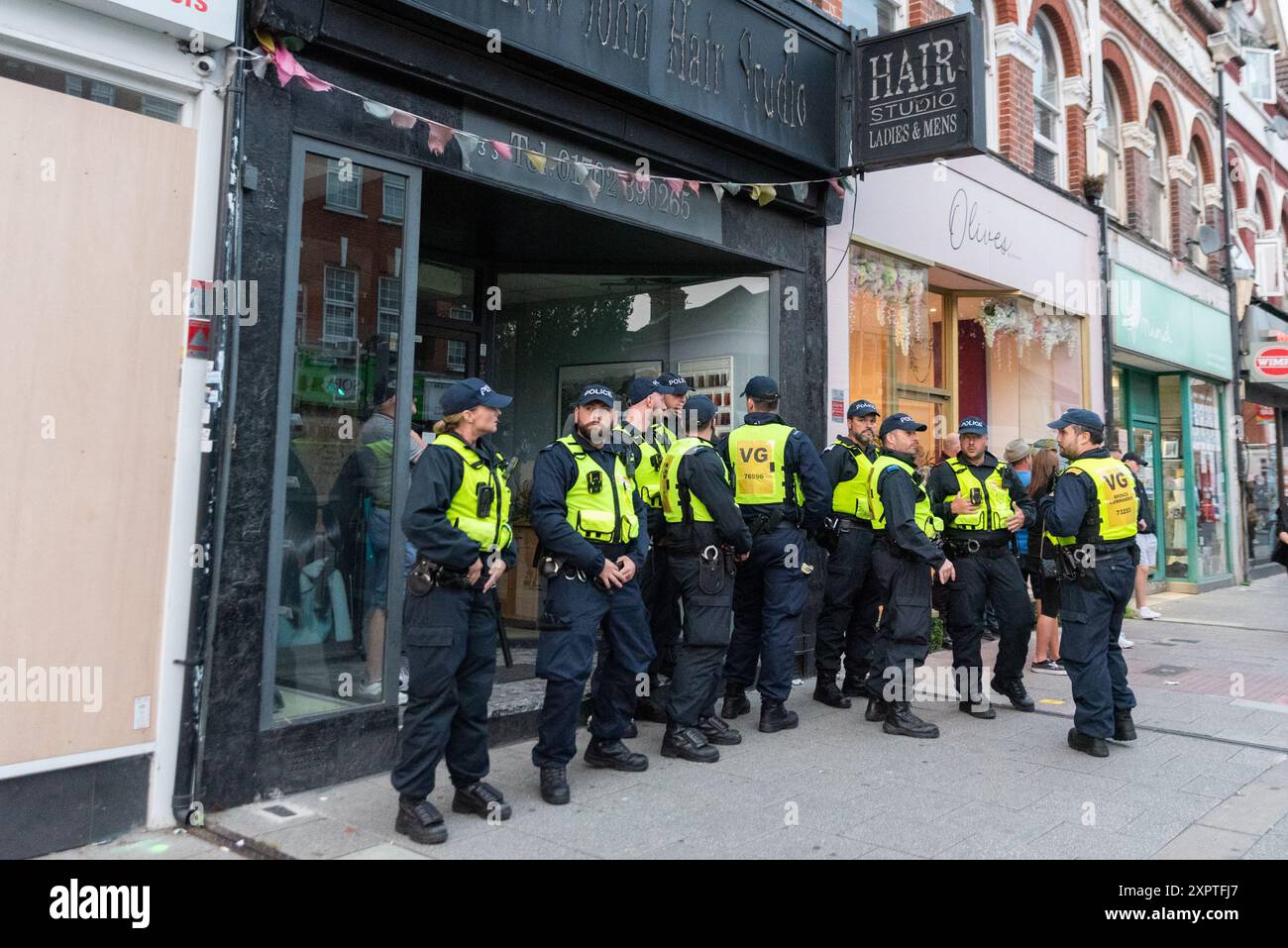 Immigration officer uk hi-res stock photography and images - Alamy