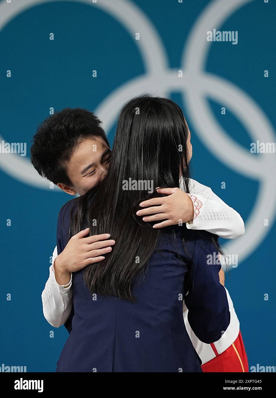 Paris, France. 7th Aug, 2024. Gold medalist Hou Zhihui (back) of China hugs a medal-presenting ...