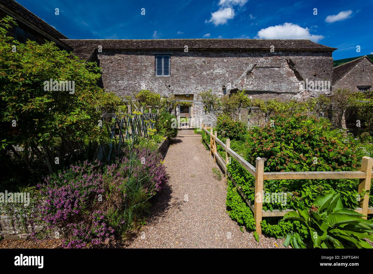 Medieval manor and gardens hi-res stock photography and images - Alamy
