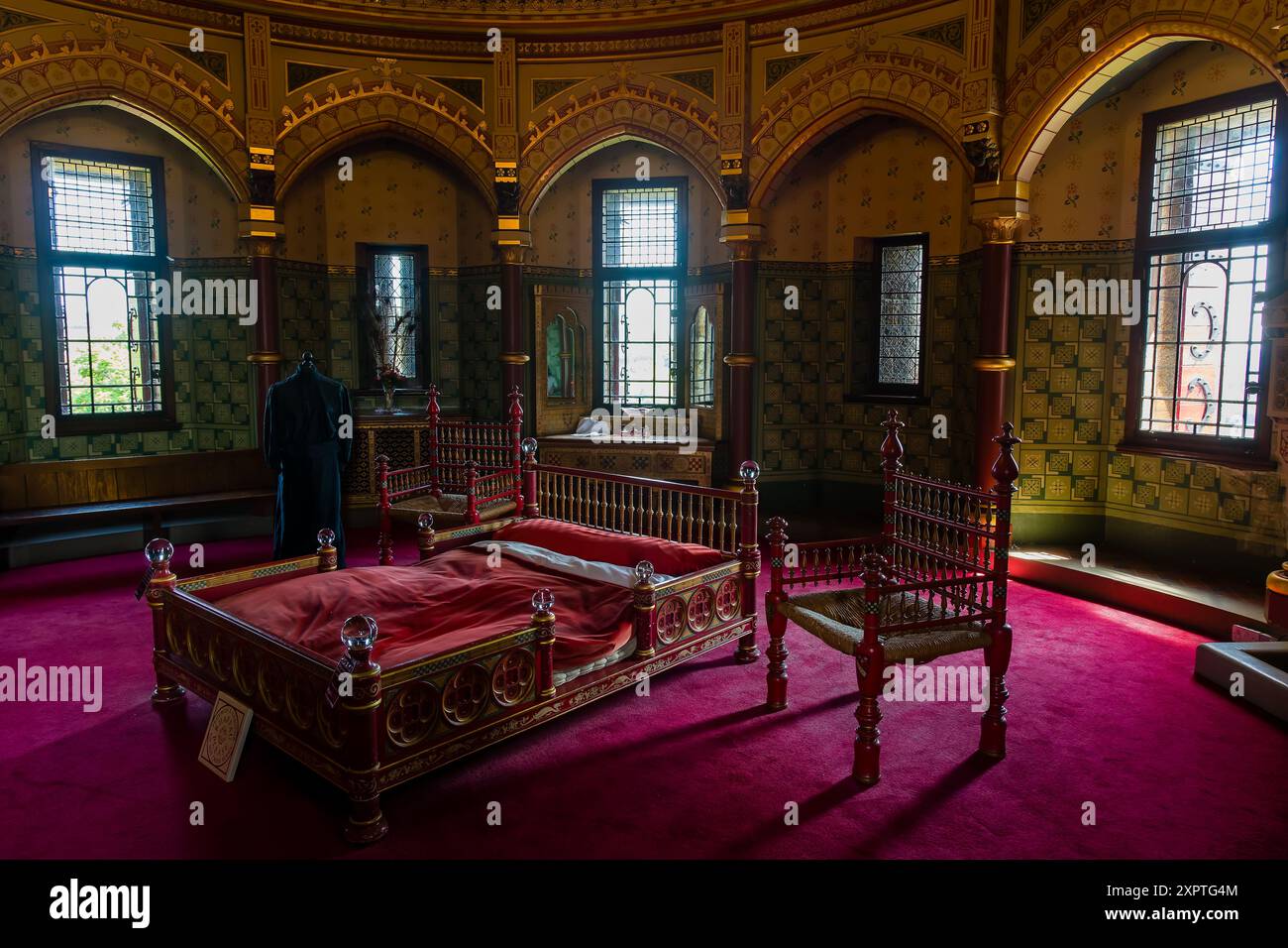 Medieval castle bedroom hi-res stock photography and images - Alamy