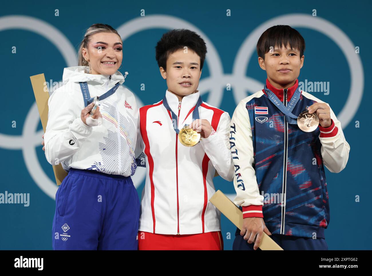 Paris, France. 7th Aug, 2024. Gold medalist Hou Zhihui (C) of China ...
