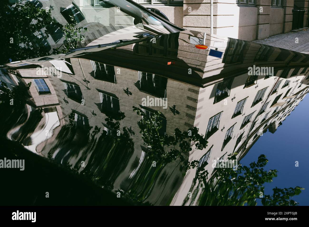 reflection of building in hood of car Stock Photo - Alamy