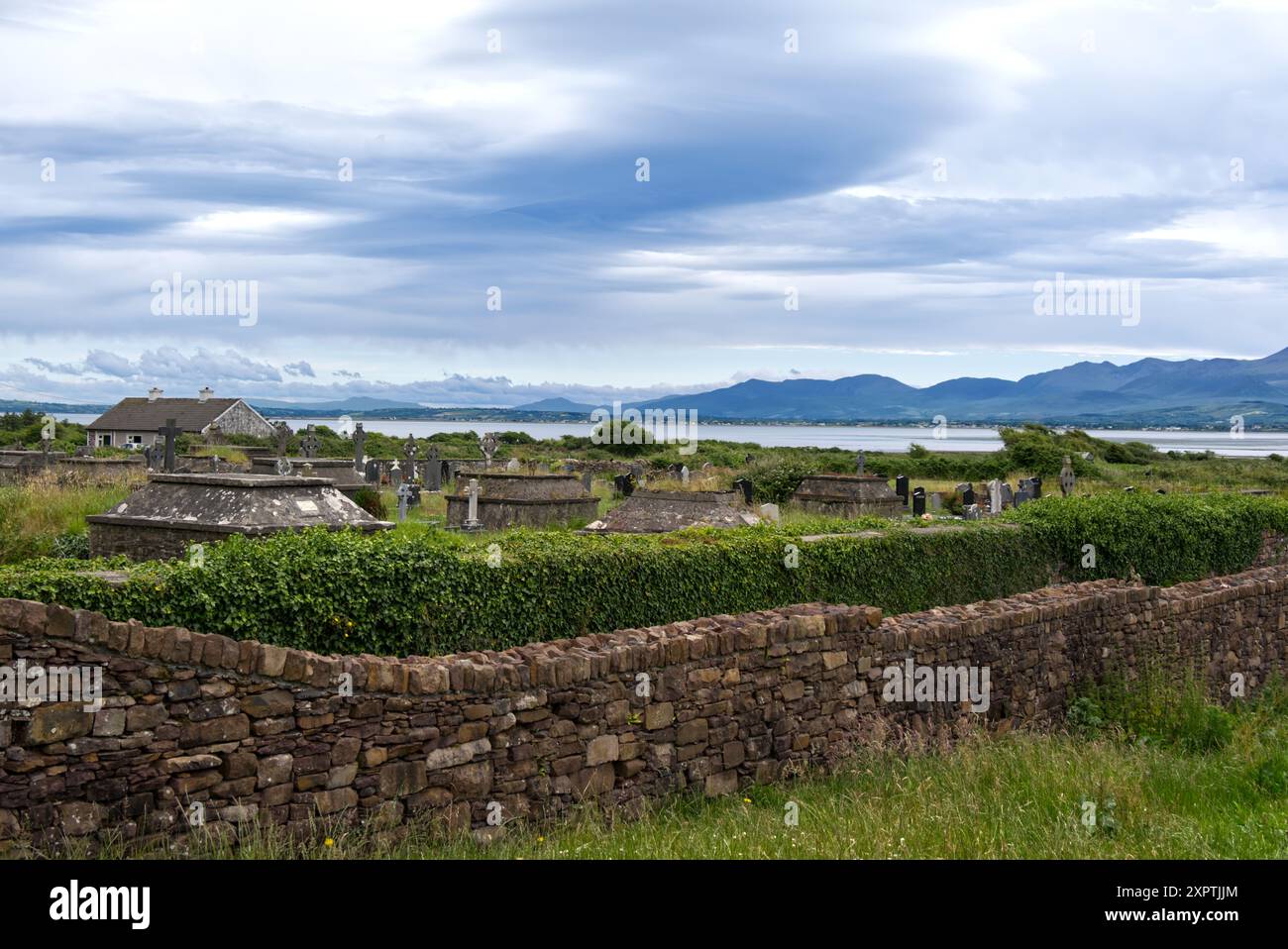 Dingle peninsula cemetery hi-res stock photography and images - Alamy