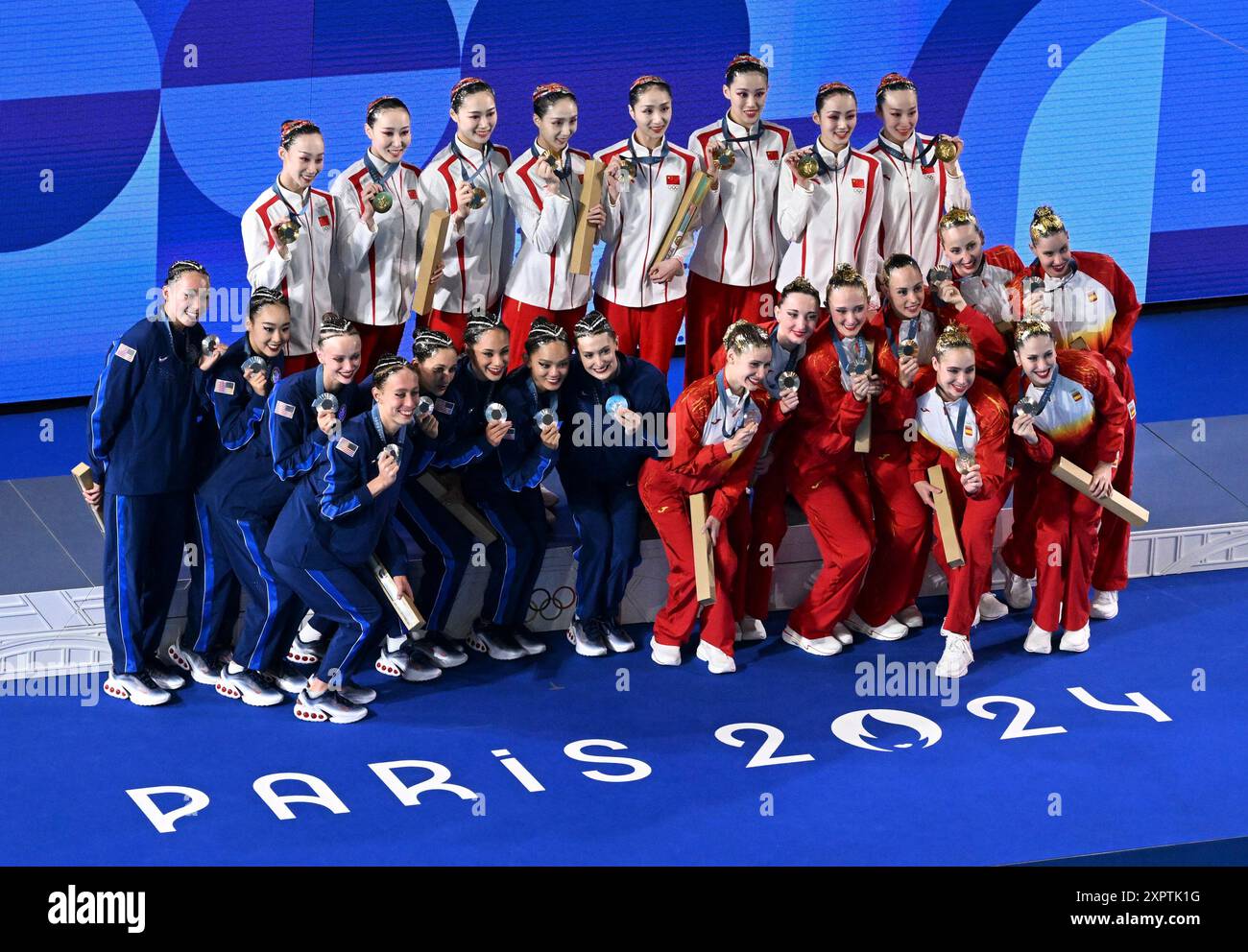 Saint Denis. 7th Aug, 2024. Gold medalists team China (top), silver medalists team USA (lower L ...