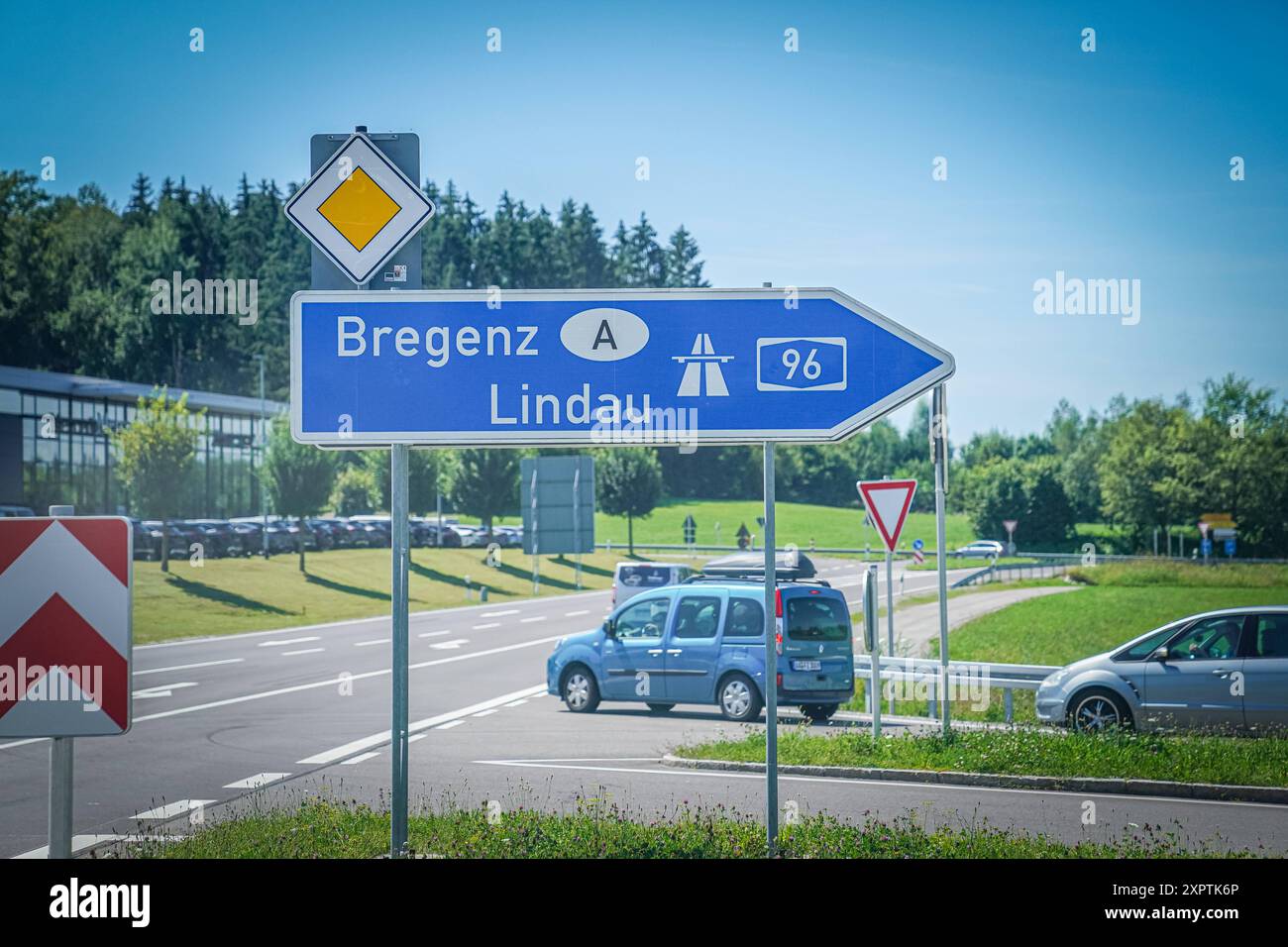 Kreisverkehr wegweiser hi-res stock photography and images - Alamy