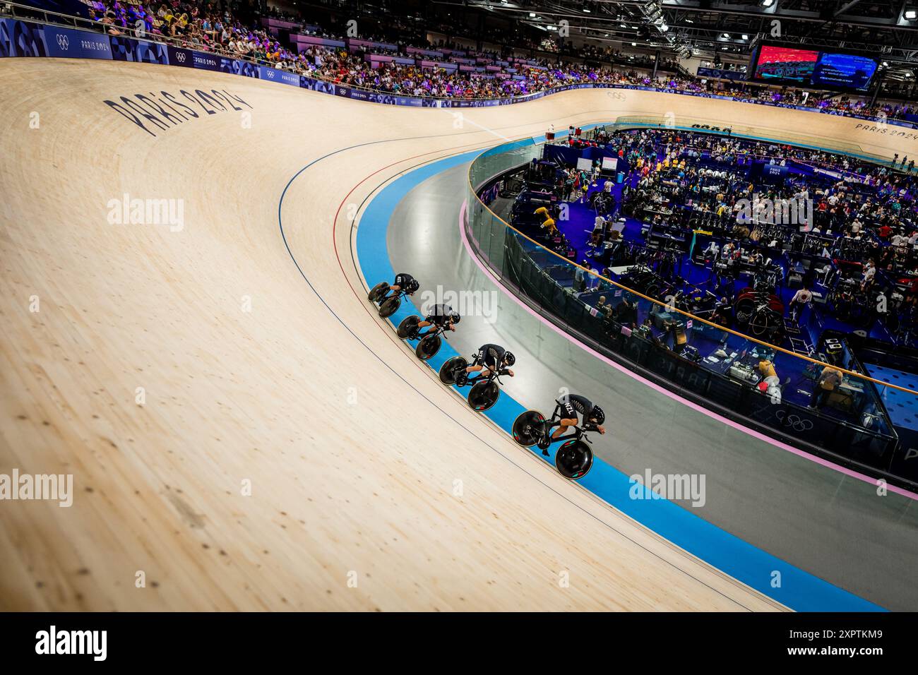 Team of New Zealand compete during Olympic track cycling women's team ...