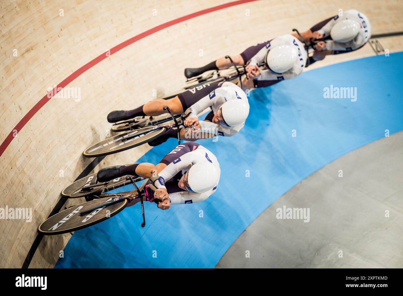 Team of USA compete during Olympic track cycling women's team pursuit ...