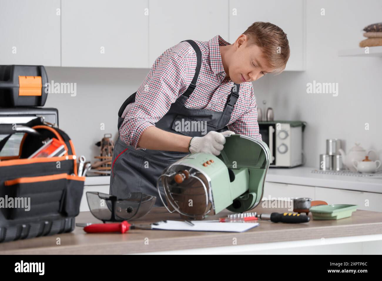 Man fixing coffee machine hi-res stock photography and images - Alamy