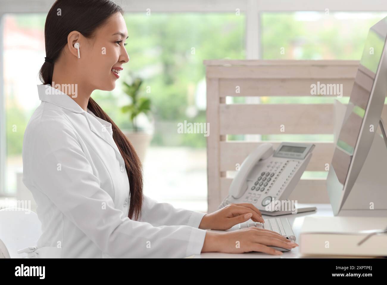 Medical receptionist hi-res stock photography and images - Alamy