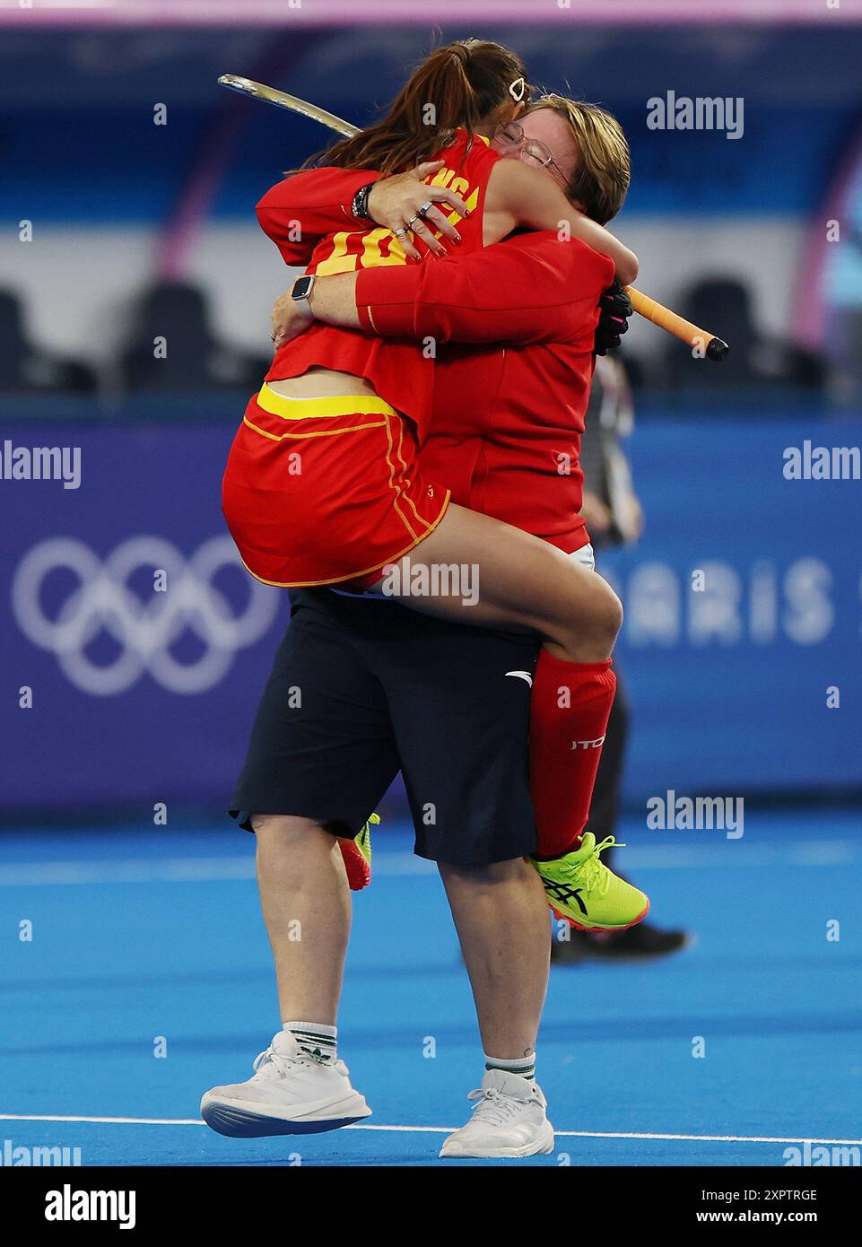 Colombes, France. 7th Aug, 2024. Head coach Alyson Regina Annan (R) of ...