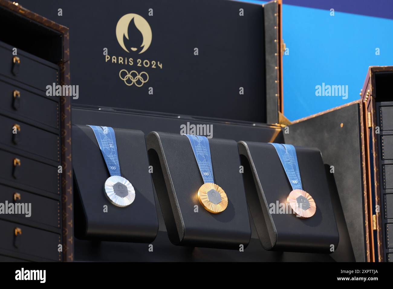 Russian silver medal figure hi-res stock photography and images - Alamy