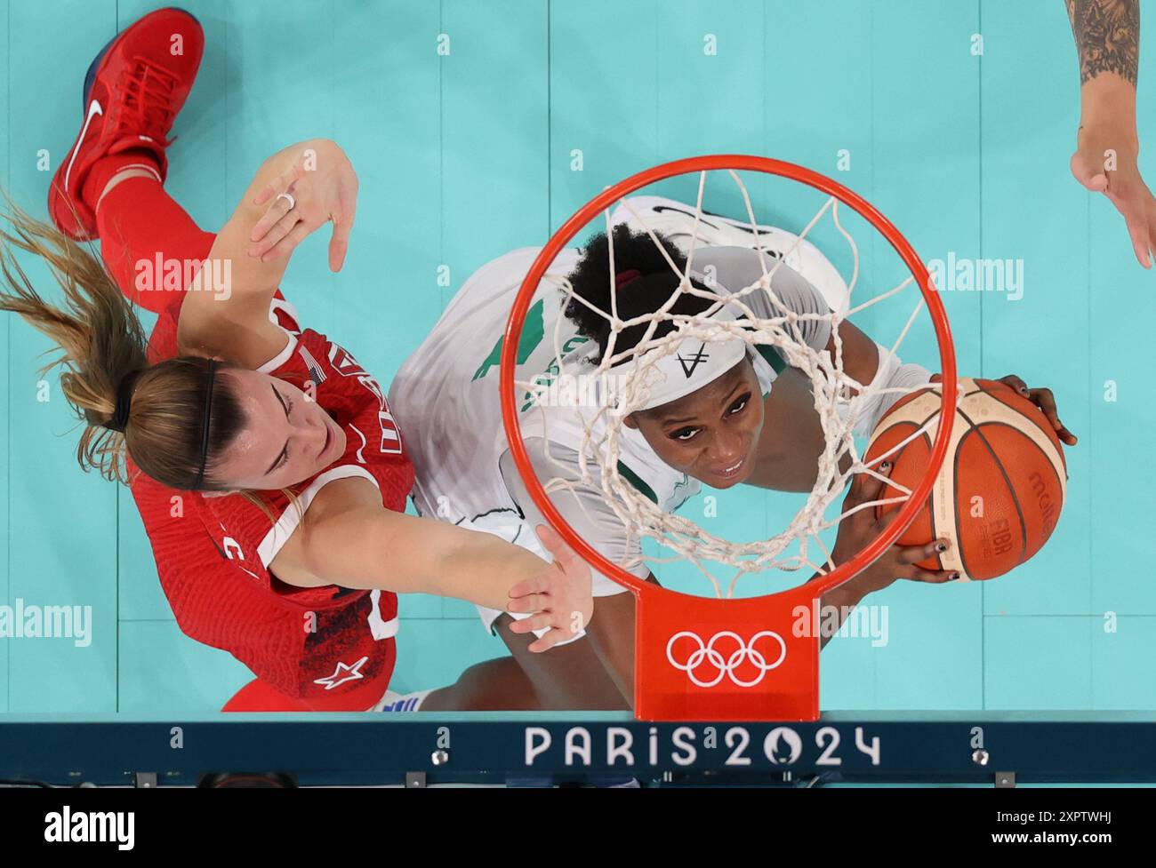 Paris, France. 7th Aug, 2024. Ezinne Kalu (R) of Nigeria competes ...