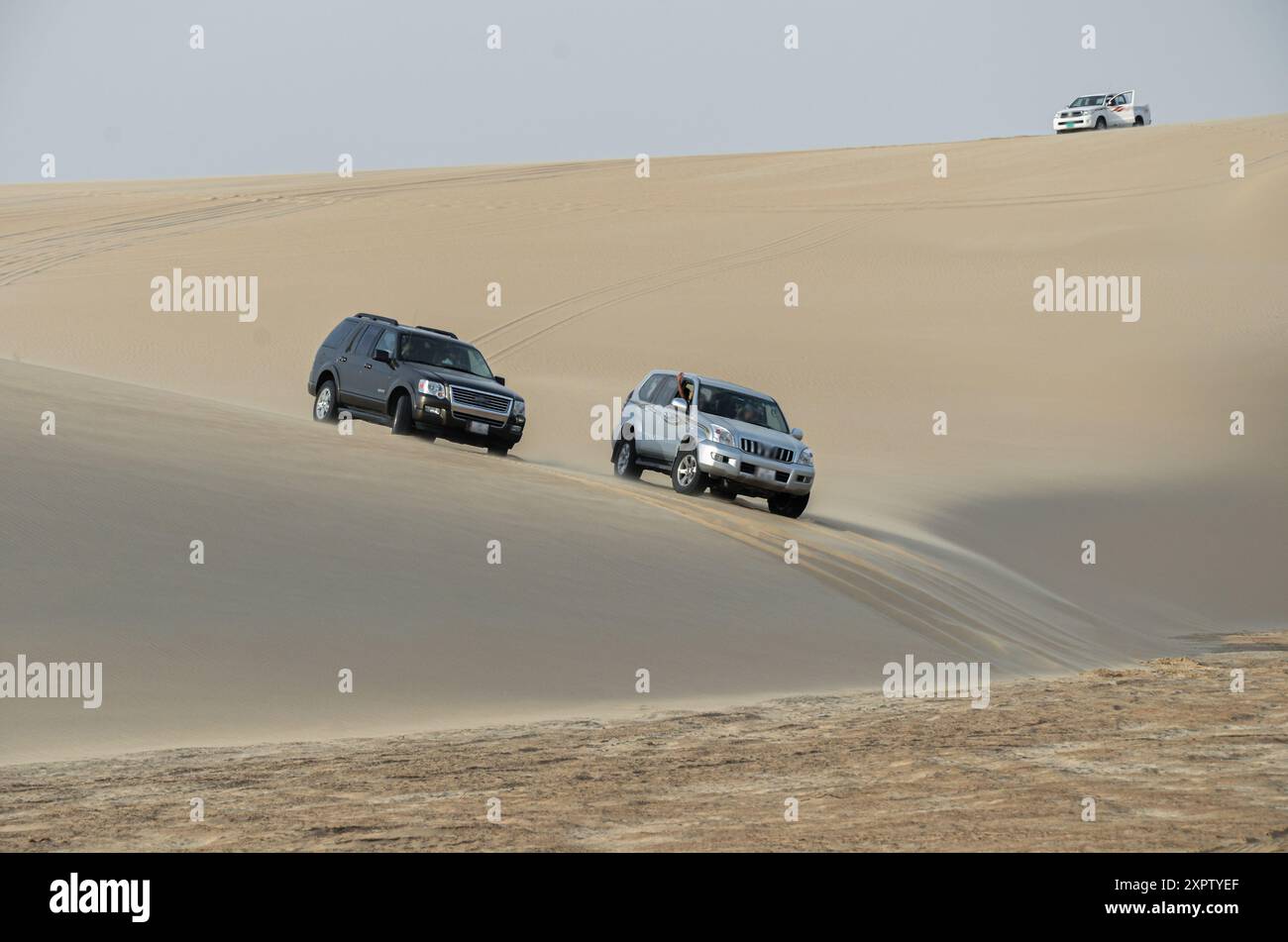 Desert safari in Qatar- sand dunes bashing Stock Photo - Alamy