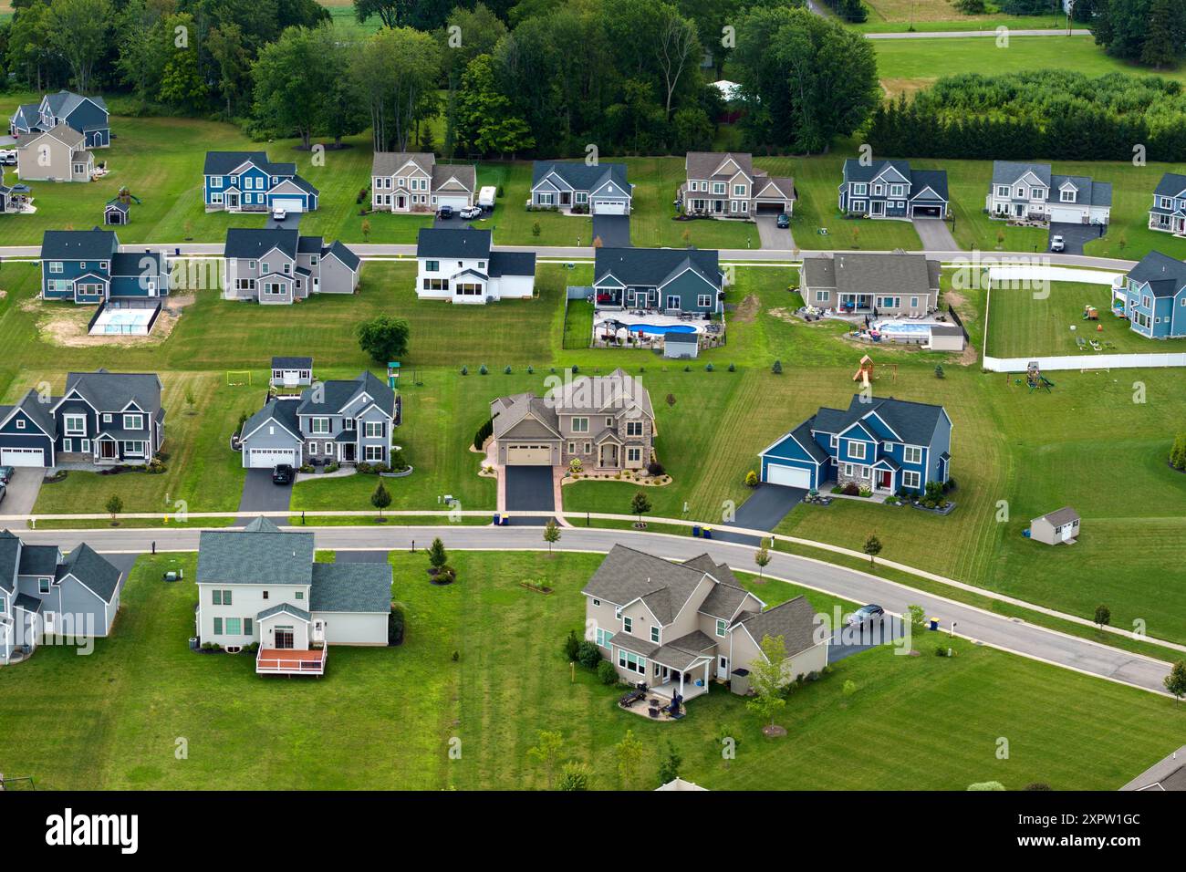 Housing market in the USA. Residential homes in suburban sprawl ...