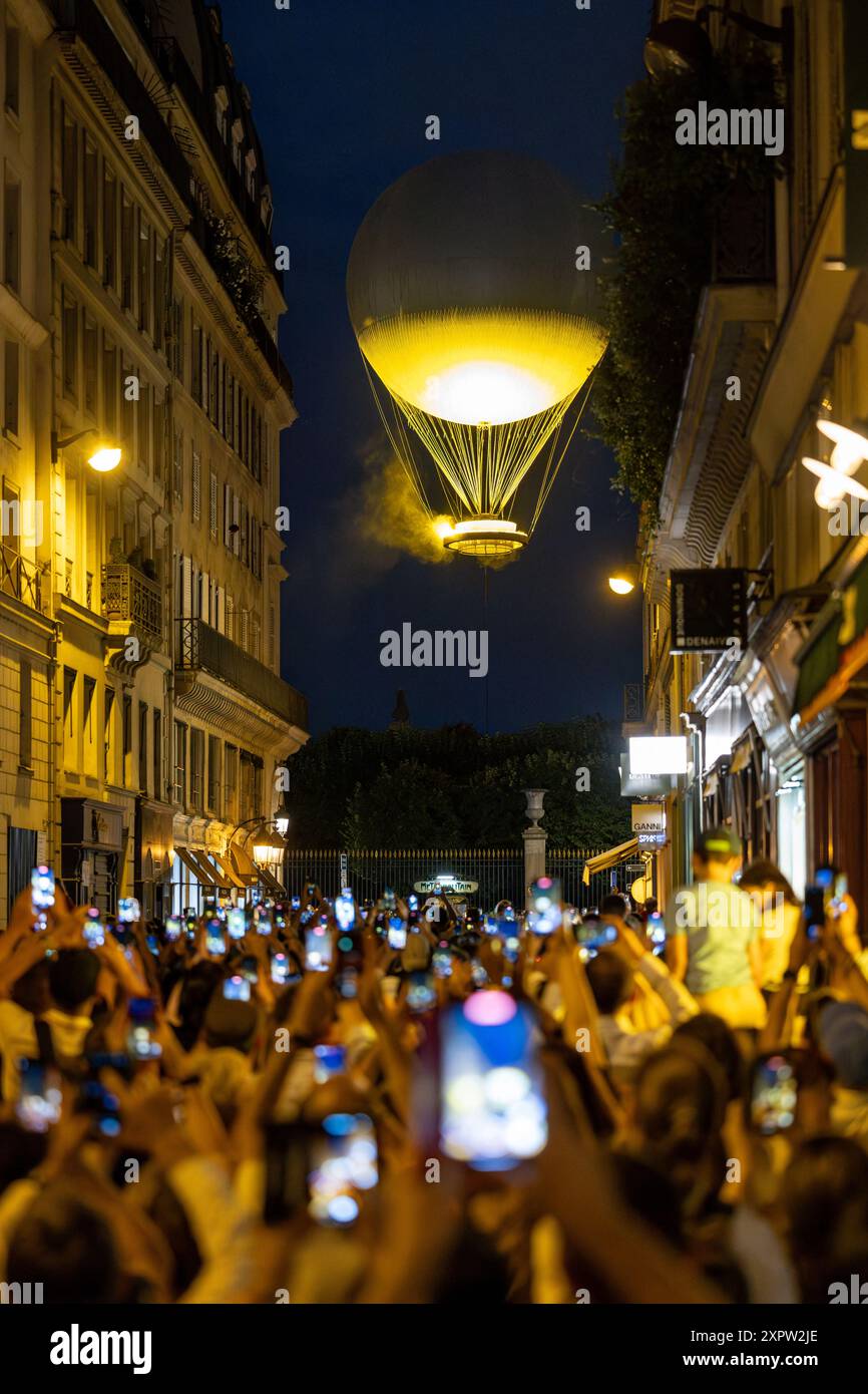 Paris, France. 07th Aug, 2024. People look and take pictures of the ...