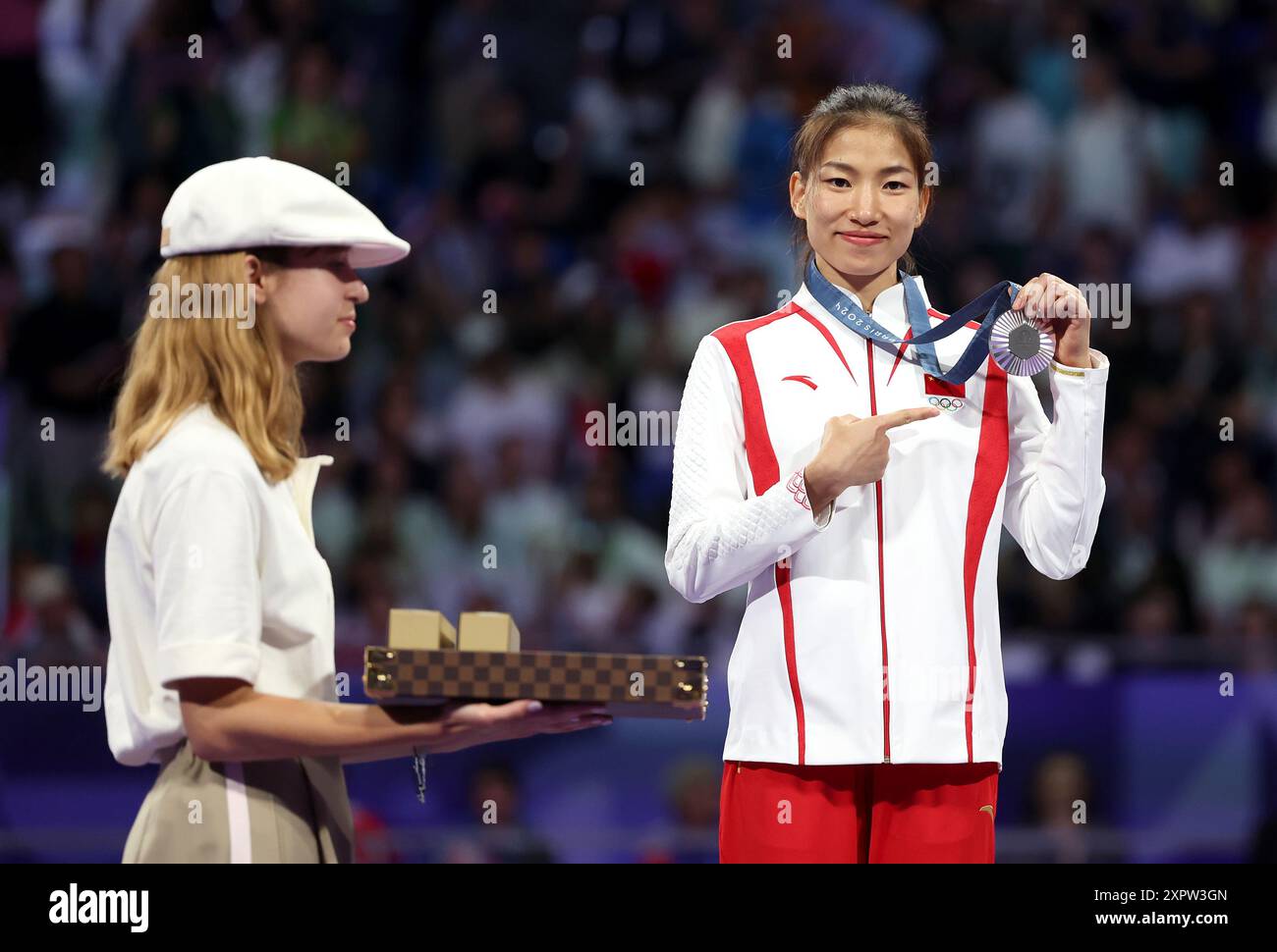 Paris, France. 7th Aug, 2024. Silver medalist Guo Qing of China show her medal during the ...