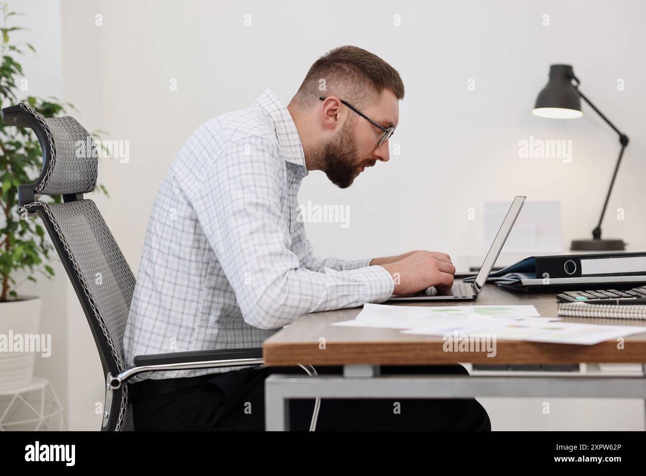 Office worker bad posture hi-res stock photography and images - Alamy