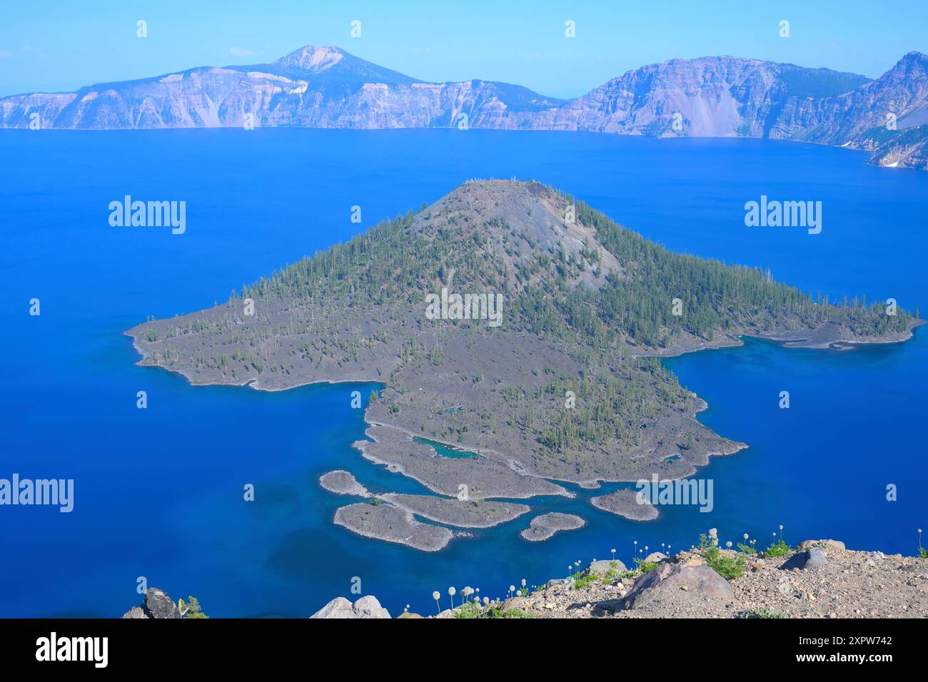 The amazing Crater Lake National Park at Watchman Overlook, Oregon OR ...