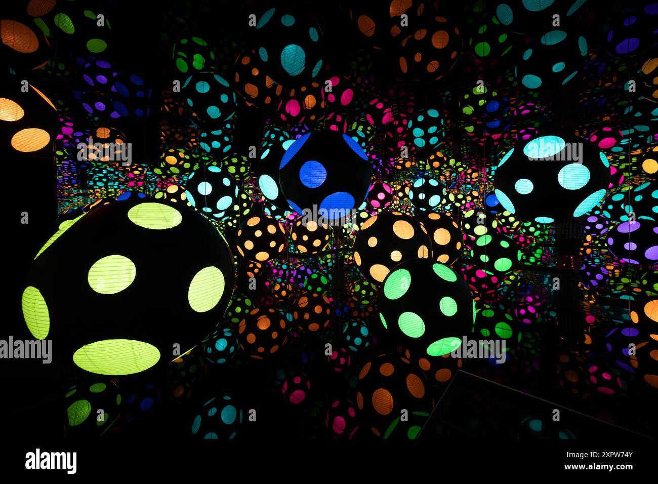 Infinity mirror photography hi-res stock photography and images - Alamy