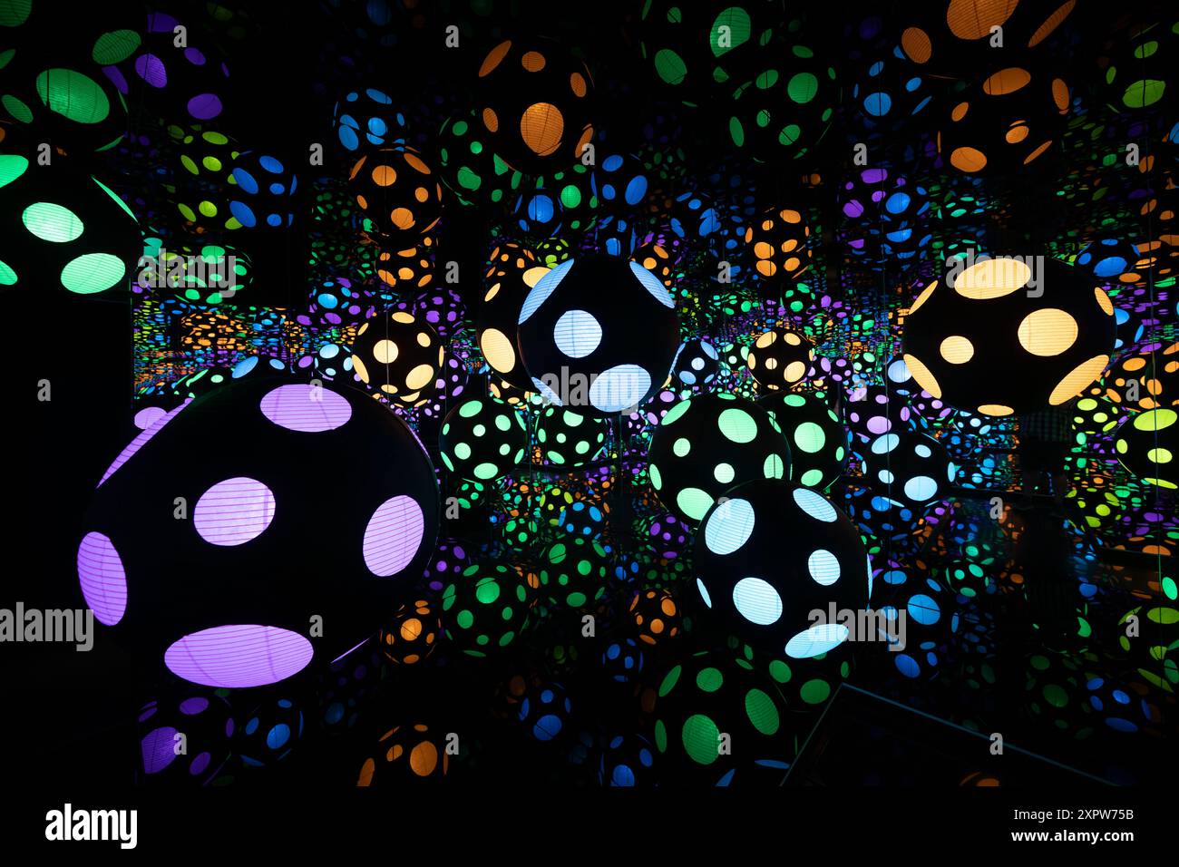 WASHINGTON D.C., United States — One of the Infinity Mirror Rooms by ...