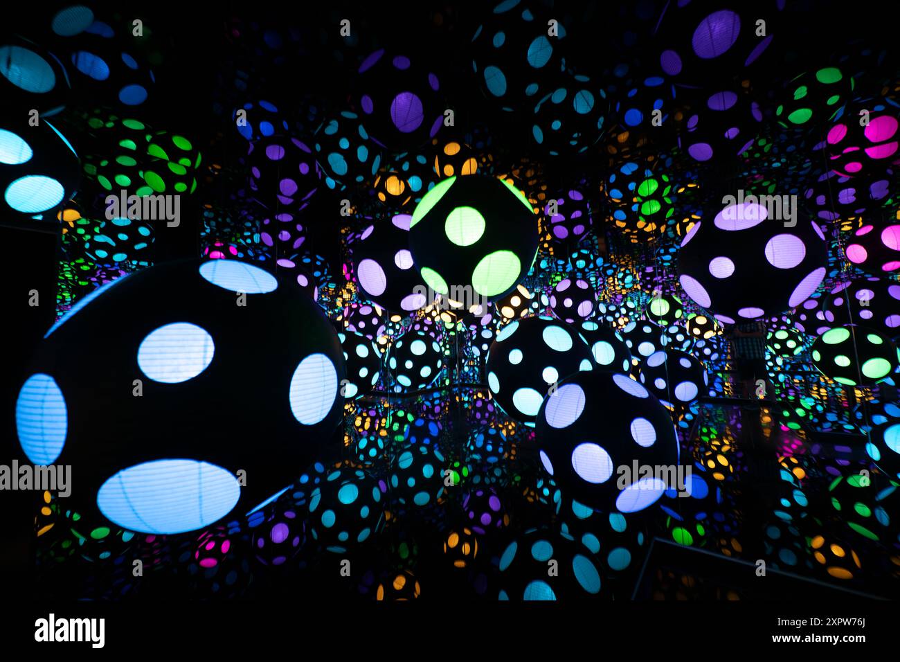 WASHINGTON D.C., United States — One of the Infinity Mirror Rooms by ...