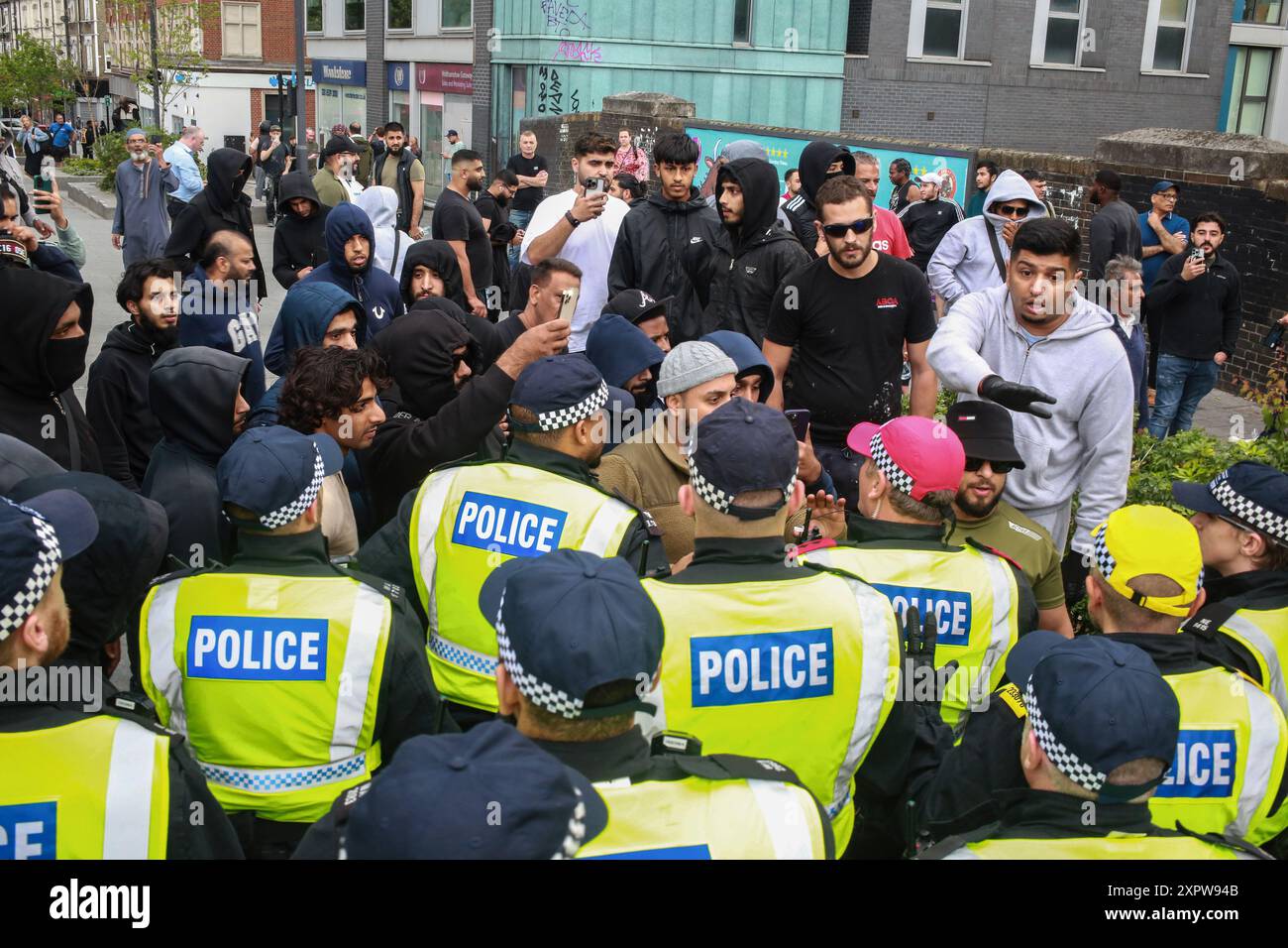 London, UK. 07th Aug, 2024. Police cordon off an area as crowds gather ...