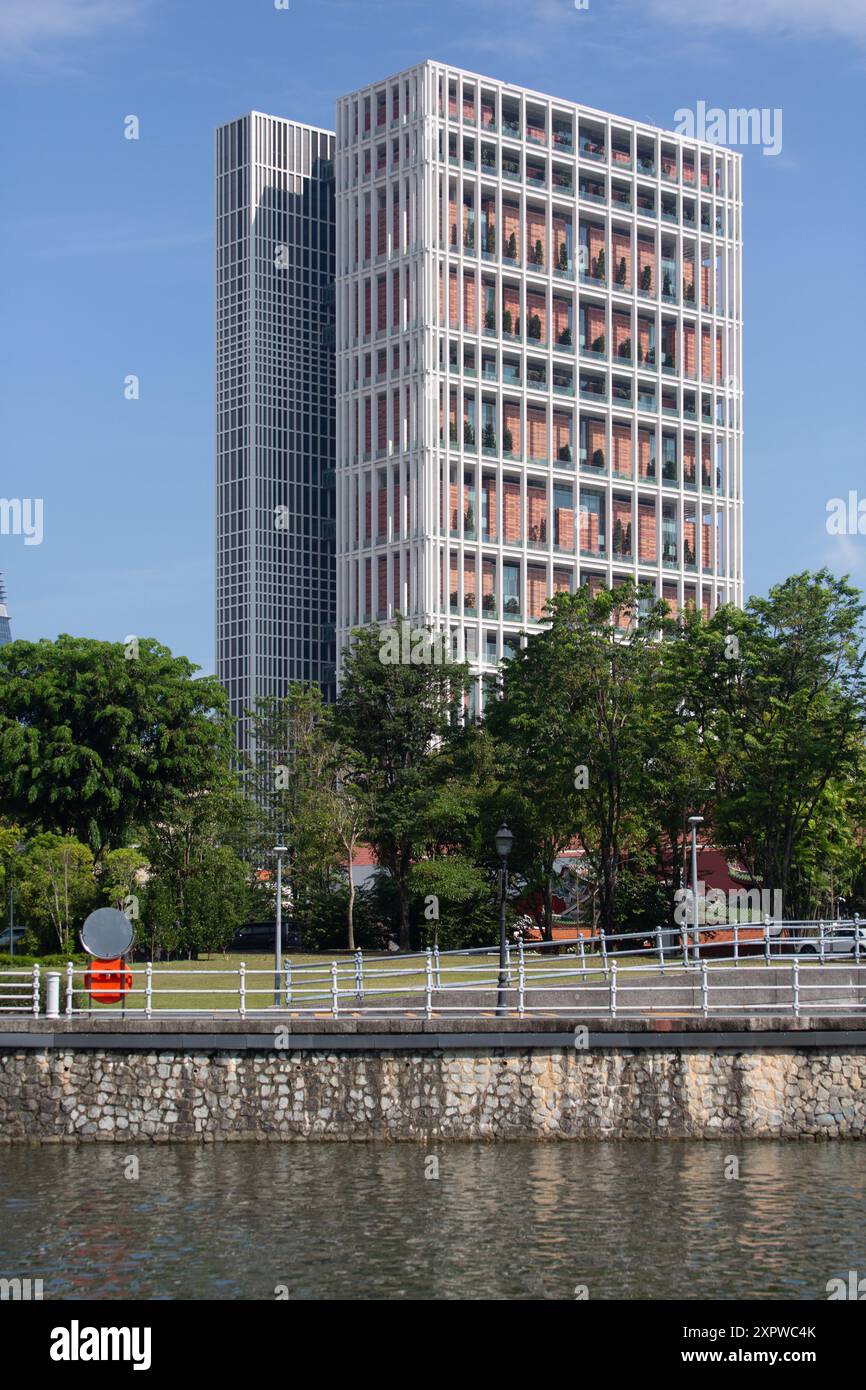 Vertical view of of The States Court Tower architecture from Singapore ...