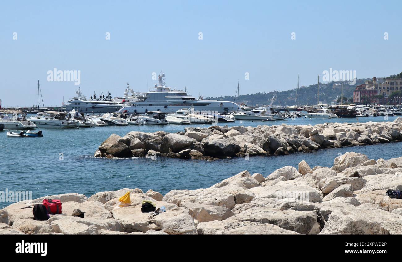 Persone al lungomare hi-res stock photography and images - Alamy