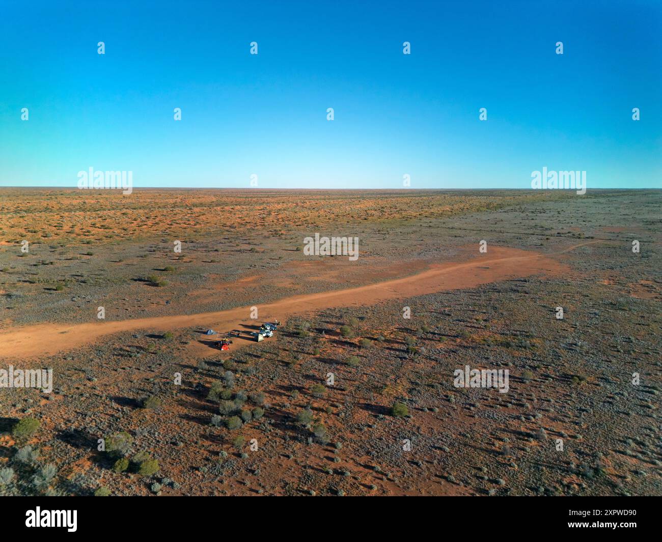 Campers on the French Line, Simpson Desert, outback South Australia ...