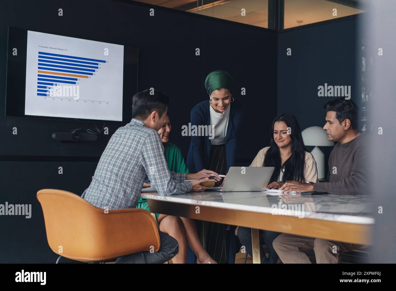 Asian business group presentation hi-res stock photography and images ...