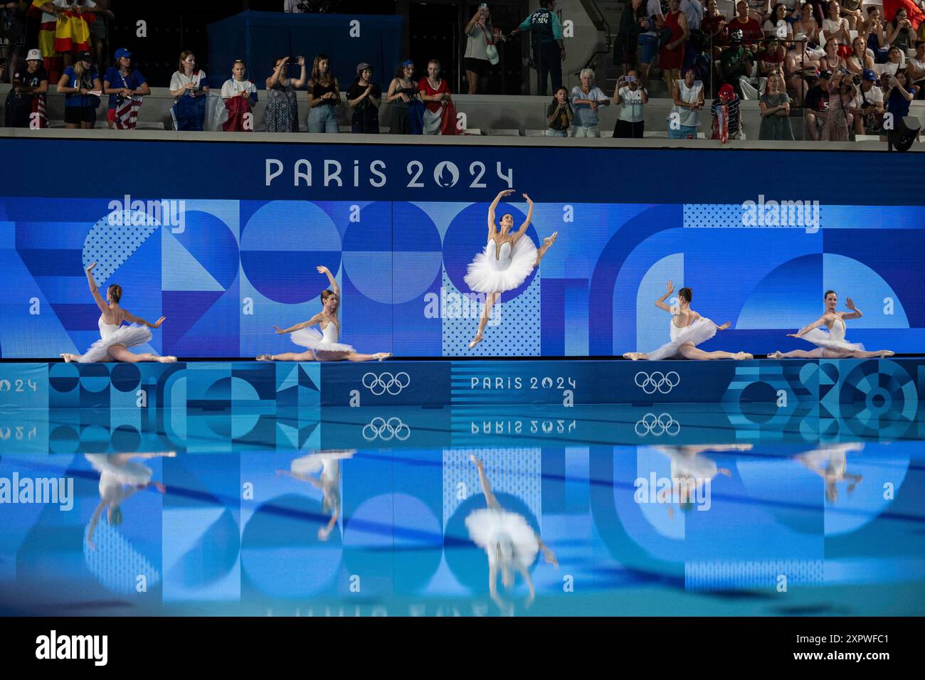 Paris, France. 07th Aug, 2024. Dancers perform before the team ...