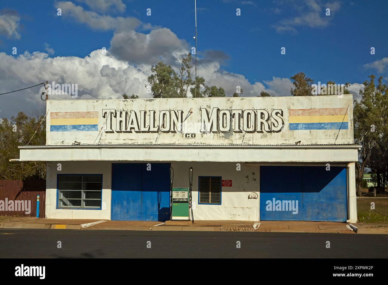 Thallon garage hi-res stock photography and images - Alamy