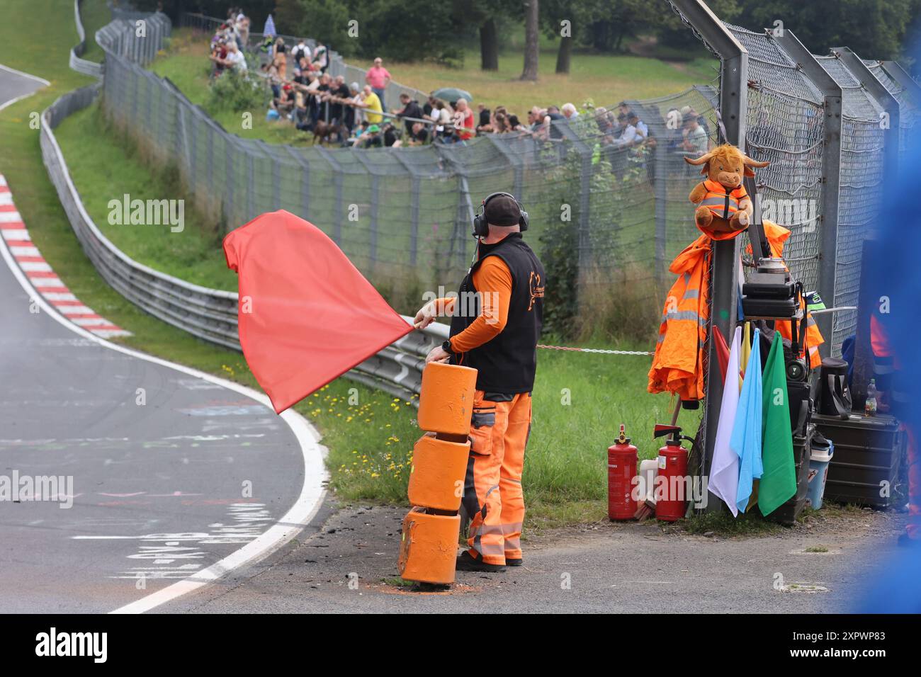 Rennunterbrechung mit der Roten Flagge am Nuerburgring Motorsport ...