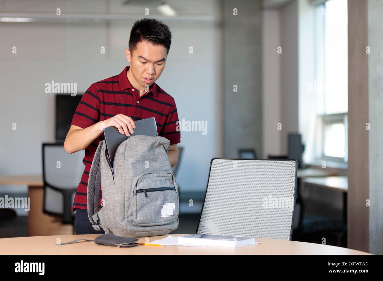 Packing books hi-res stock photography and images - Alamy