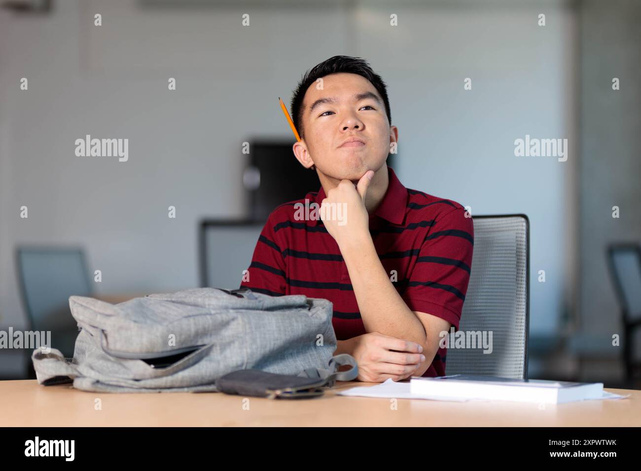 Pencil in ear hi-res stock photography and images - Alamy