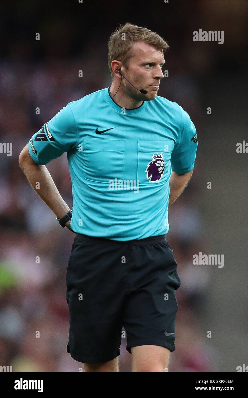 Match referee samuel barrott hi-res stock photography and images - Alamy