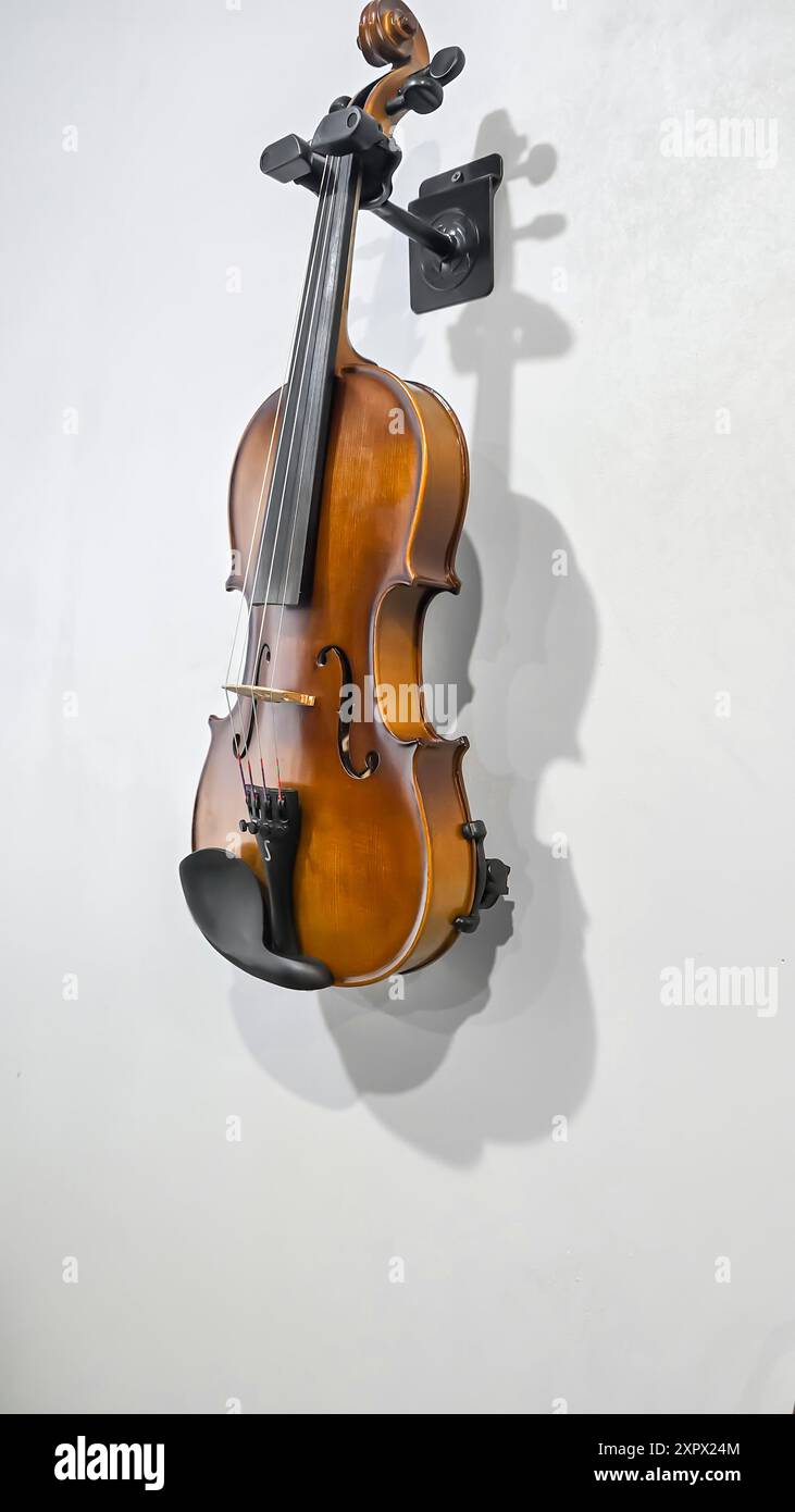 Violin hang hi-res stock photography and images - Alamy