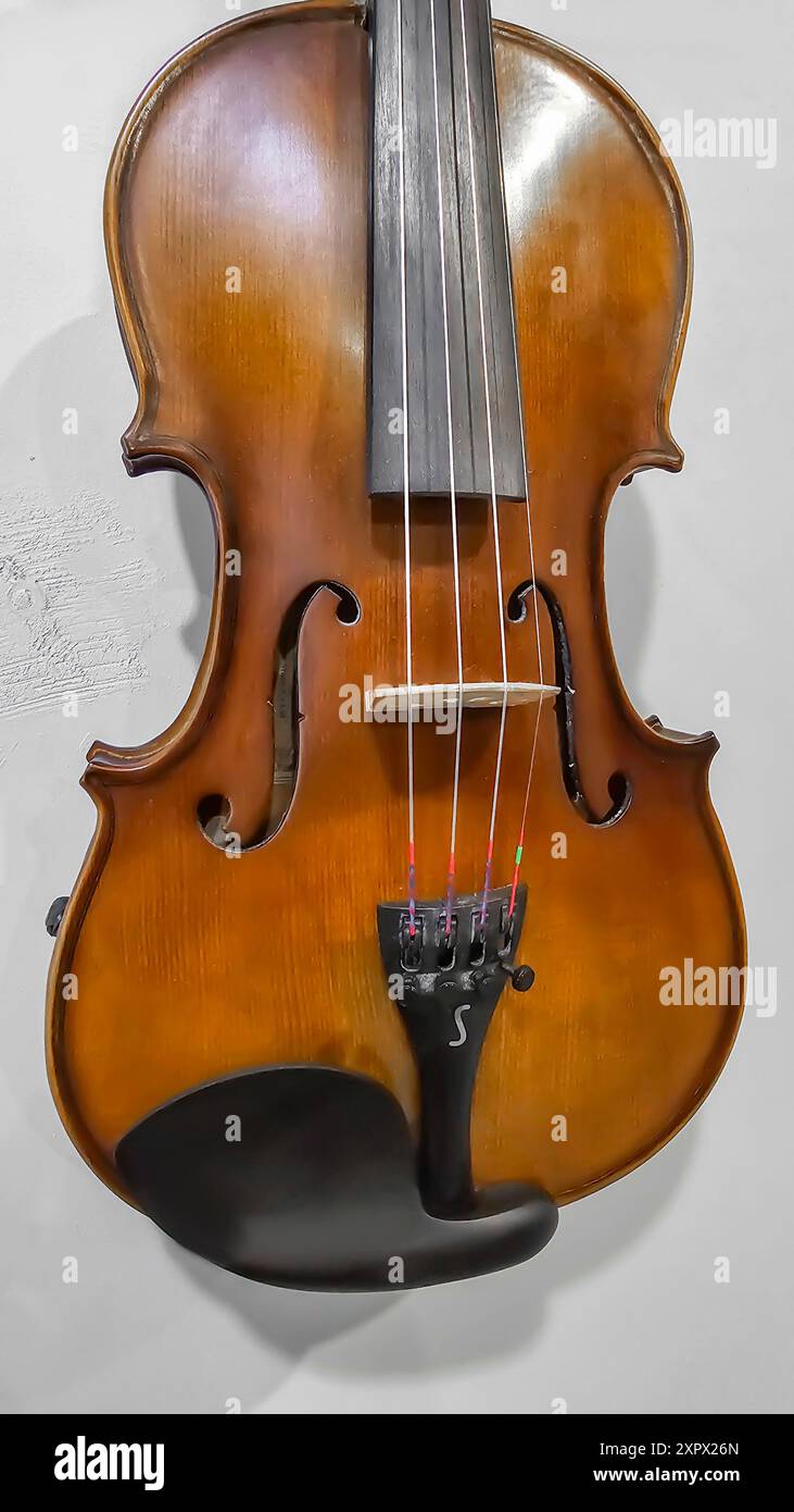 Violin hang hi-res stock photography and images - Alamy