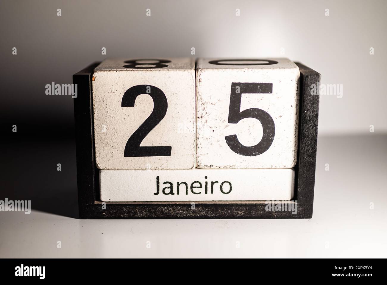 Wooden calendar block showing date hi-res stock photography and images ...