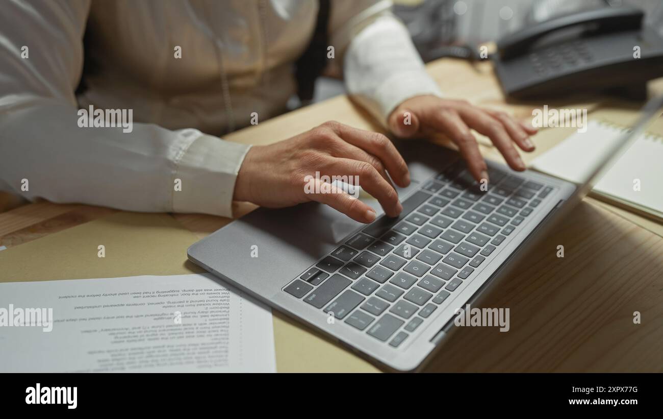 Female police computer hi-res stock photography and images - Alamy