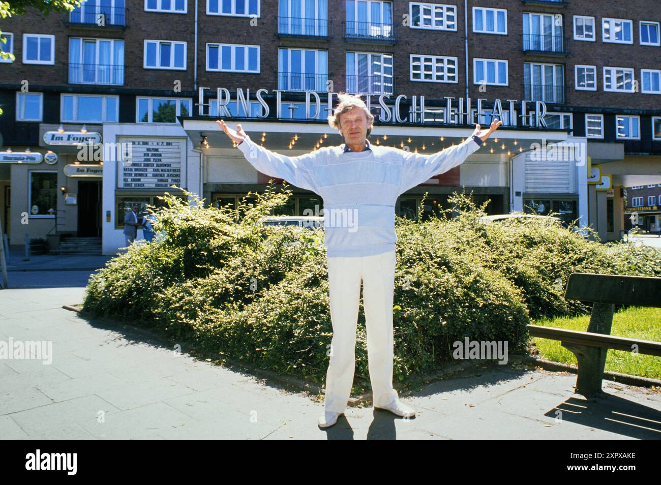 Schauspieler Horst Frank vor dem Ernst-Deutsch-Theater in Hamburg ...
