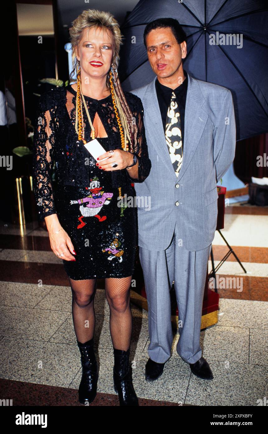 Kabarettistin Lisa Fitz mit Ehemann, TV Moderator Ali Khan, circa 1990 ...