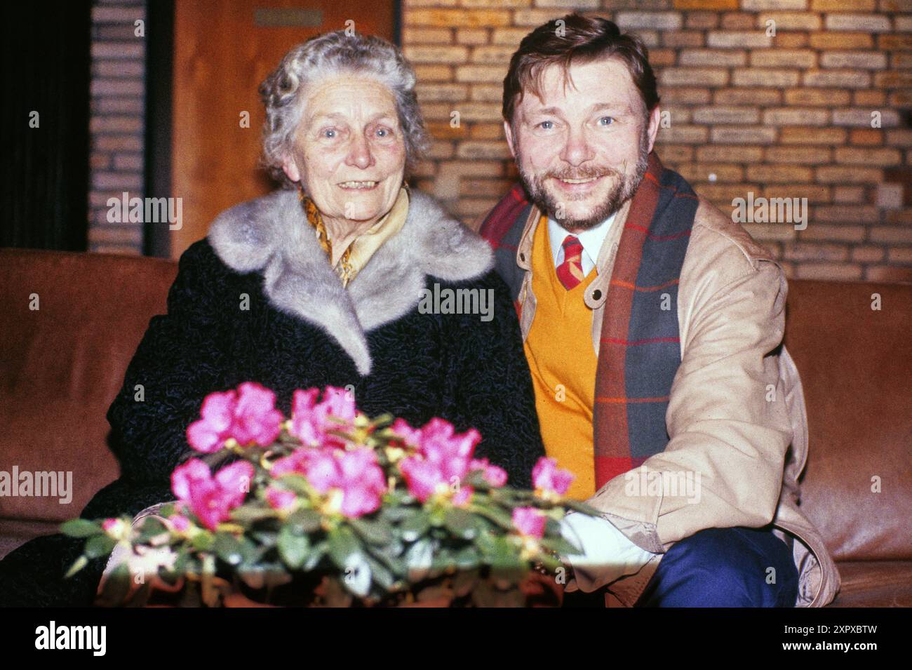 Schauspieler Uwe Friedrichsen mit seiner Mutter, circa 1990 Stock Photo ...