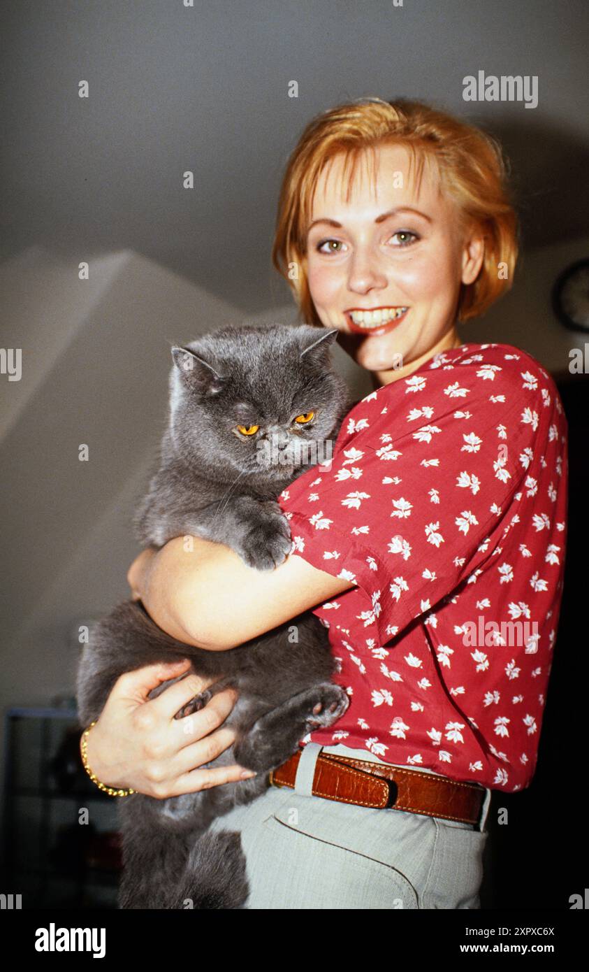 Dana Golombek, deutsche Schauspielerin und Sängerin, Portrait mit Katze ...