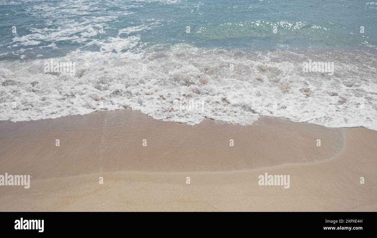 Gentle ocean waves wash hi-res stock photography and images - Alamy