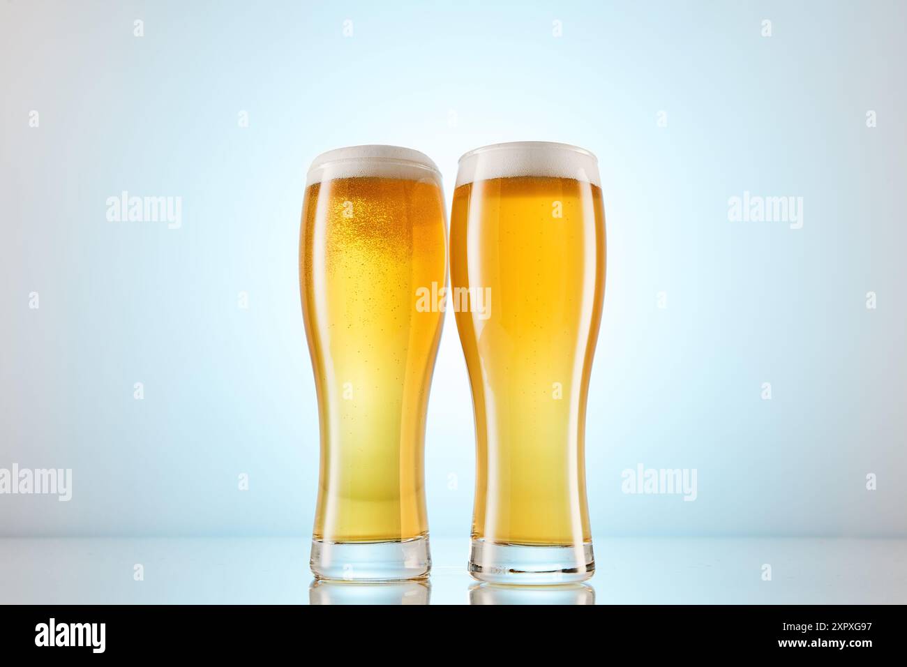 Fizzy yellow beer poured hi-res stock photography and images - Alamy